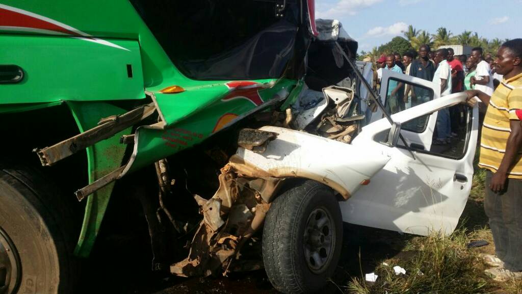 Ajali Mikese. Basi la Kimbinyiko na gari ndogo yagongana uso kwa uso ...